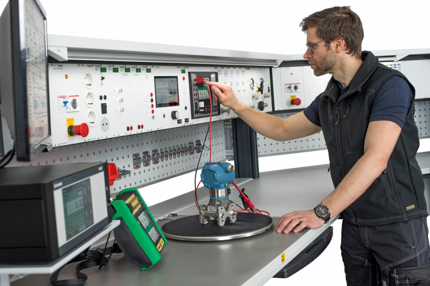 Modular calibration benches and mobile trolleys for workshop | Beamex