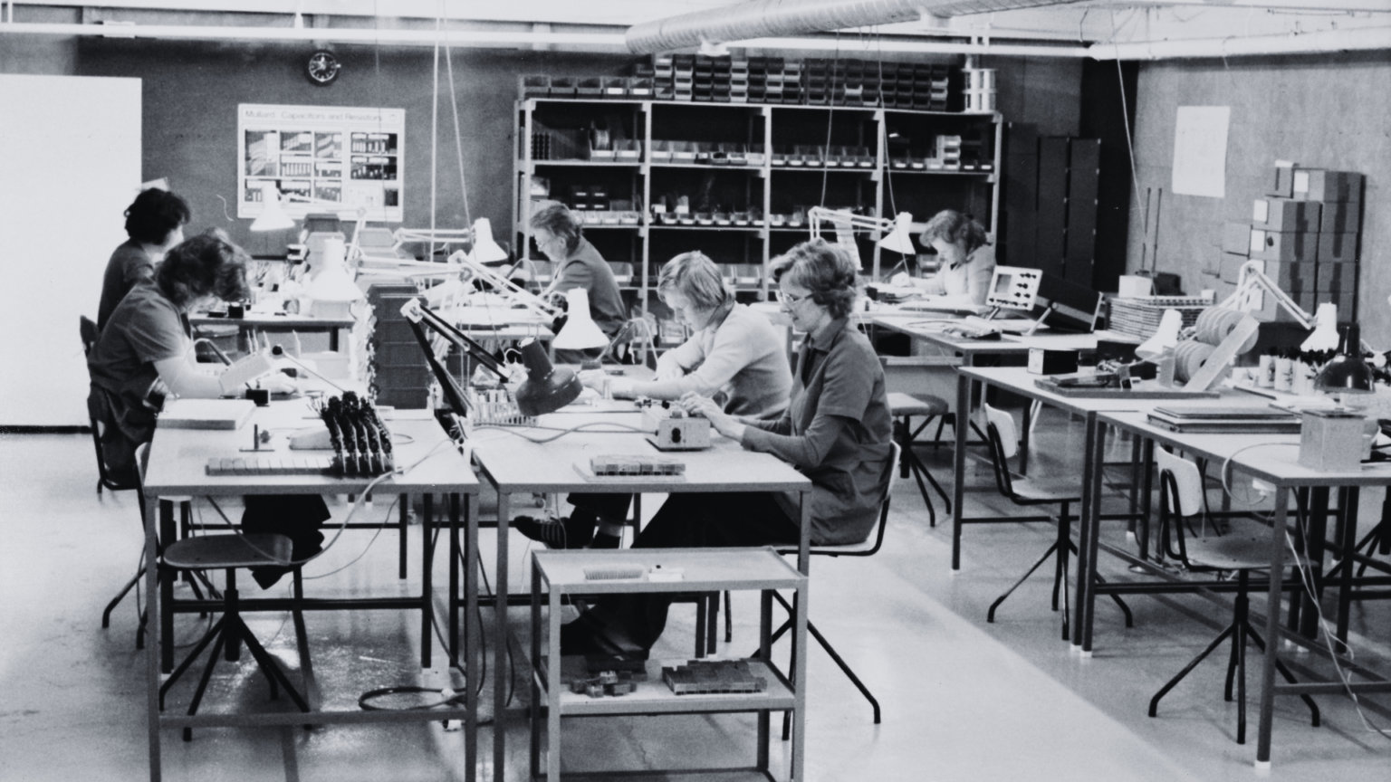 Modular calibration benches and mobile trolleys for workshop | Beamex