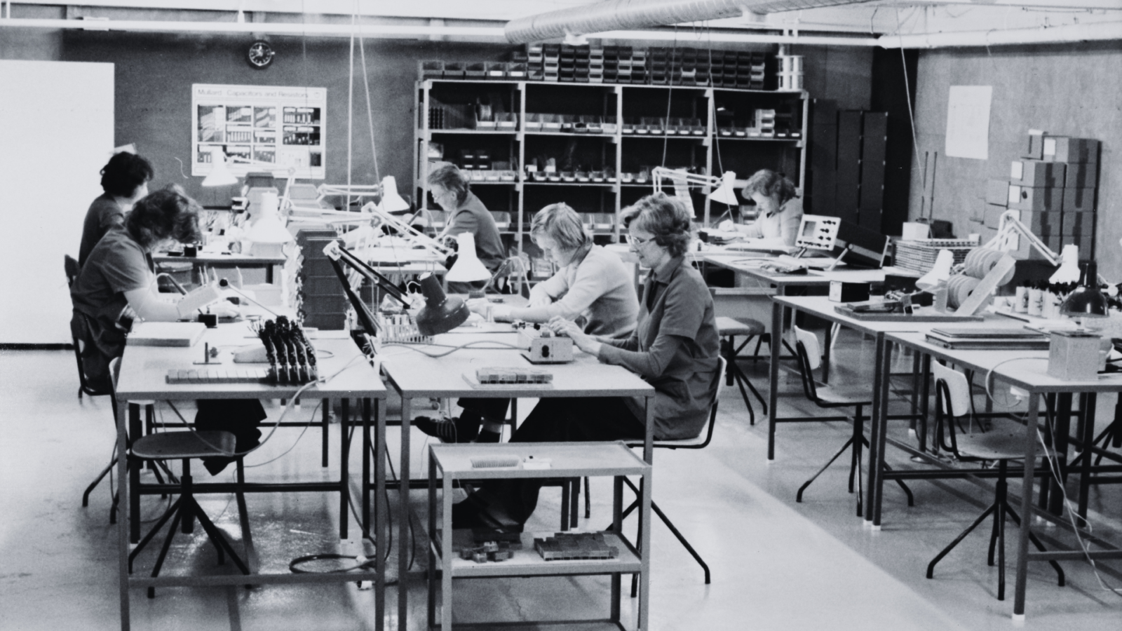 Modular calibration benches and mobile trolleys for workshop | Beamex