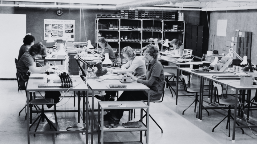 Modular calibration benches and mobile trolleys for workshop | Beamex